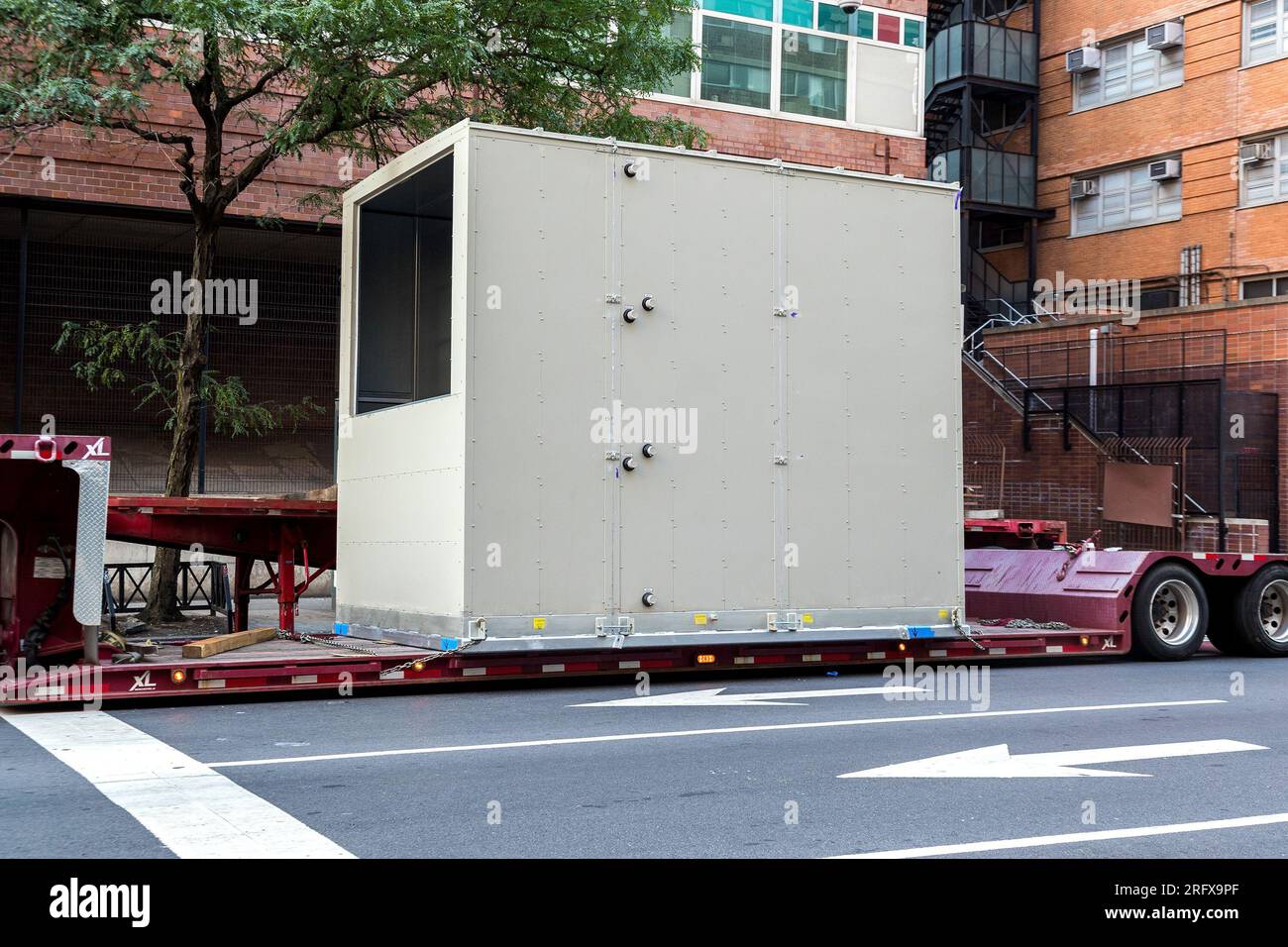 New York, NY, USA. 6th Aug, 2023. AC Unit on a flatbed truck at the ...