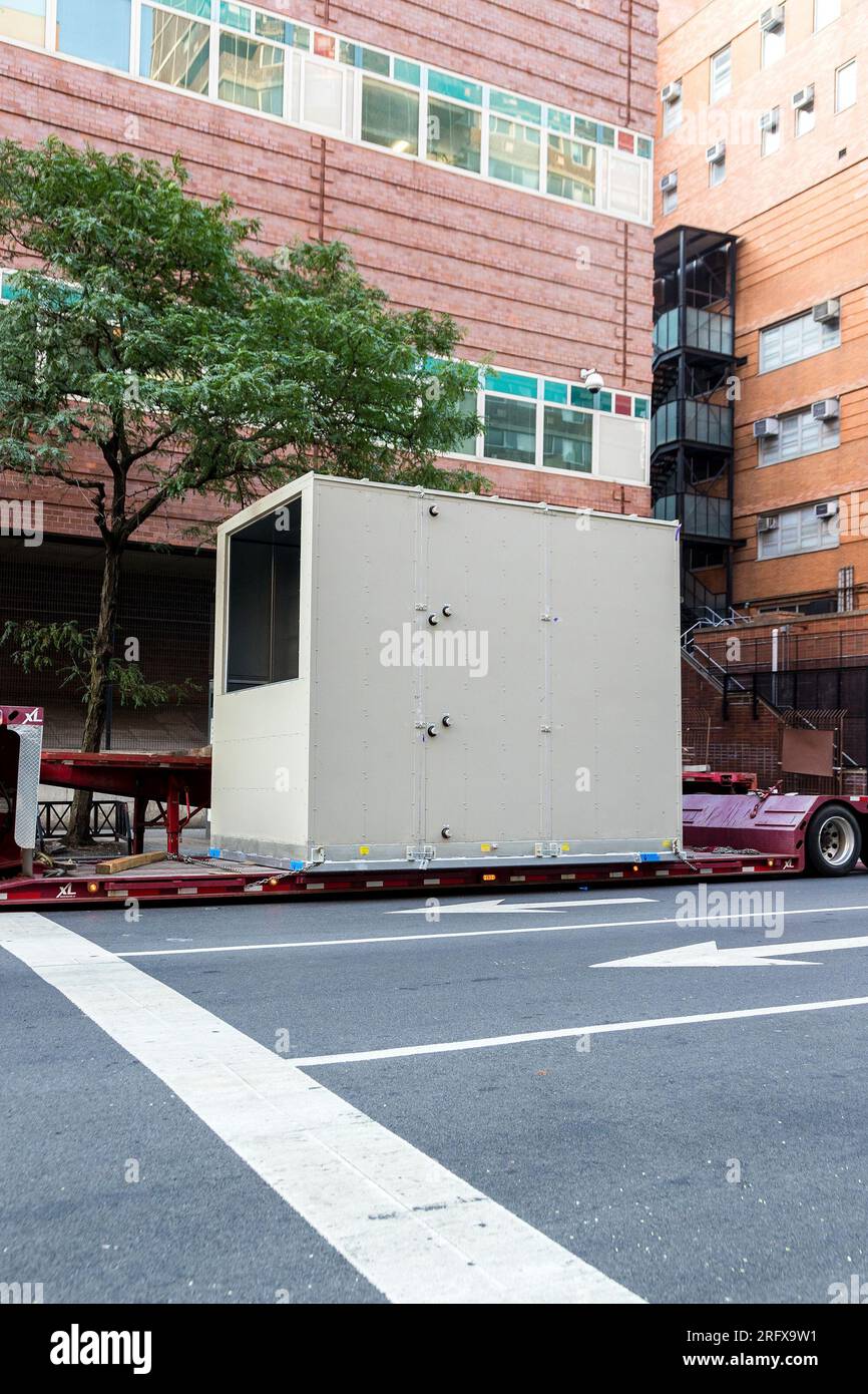 New York, NY, USA. 6th Aug, 2023. AC Unit on a flatbed truck at the ...