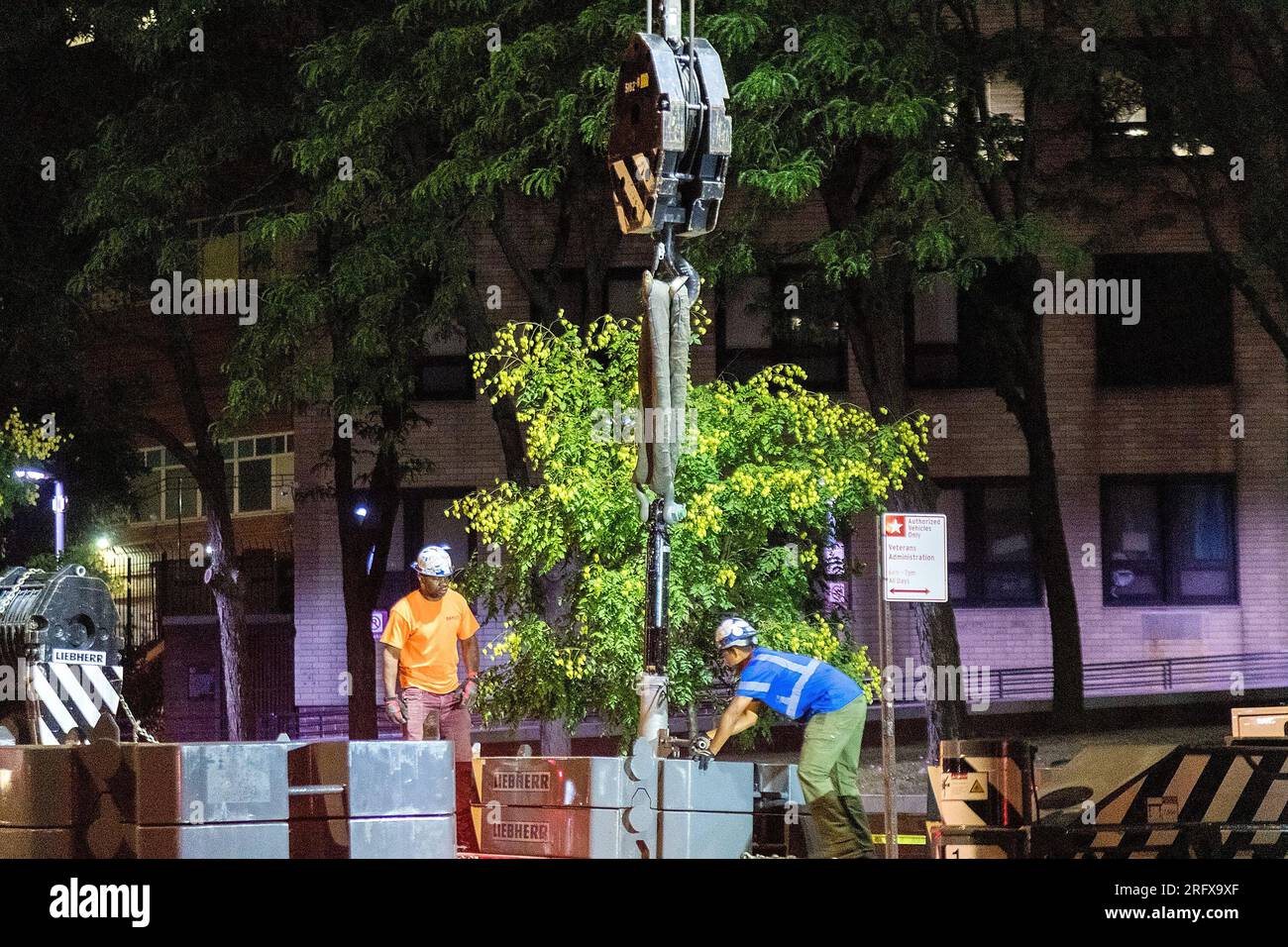 New York, NY, USA. 6th Aug, 2023. Contracted Rigging Crews use a ...