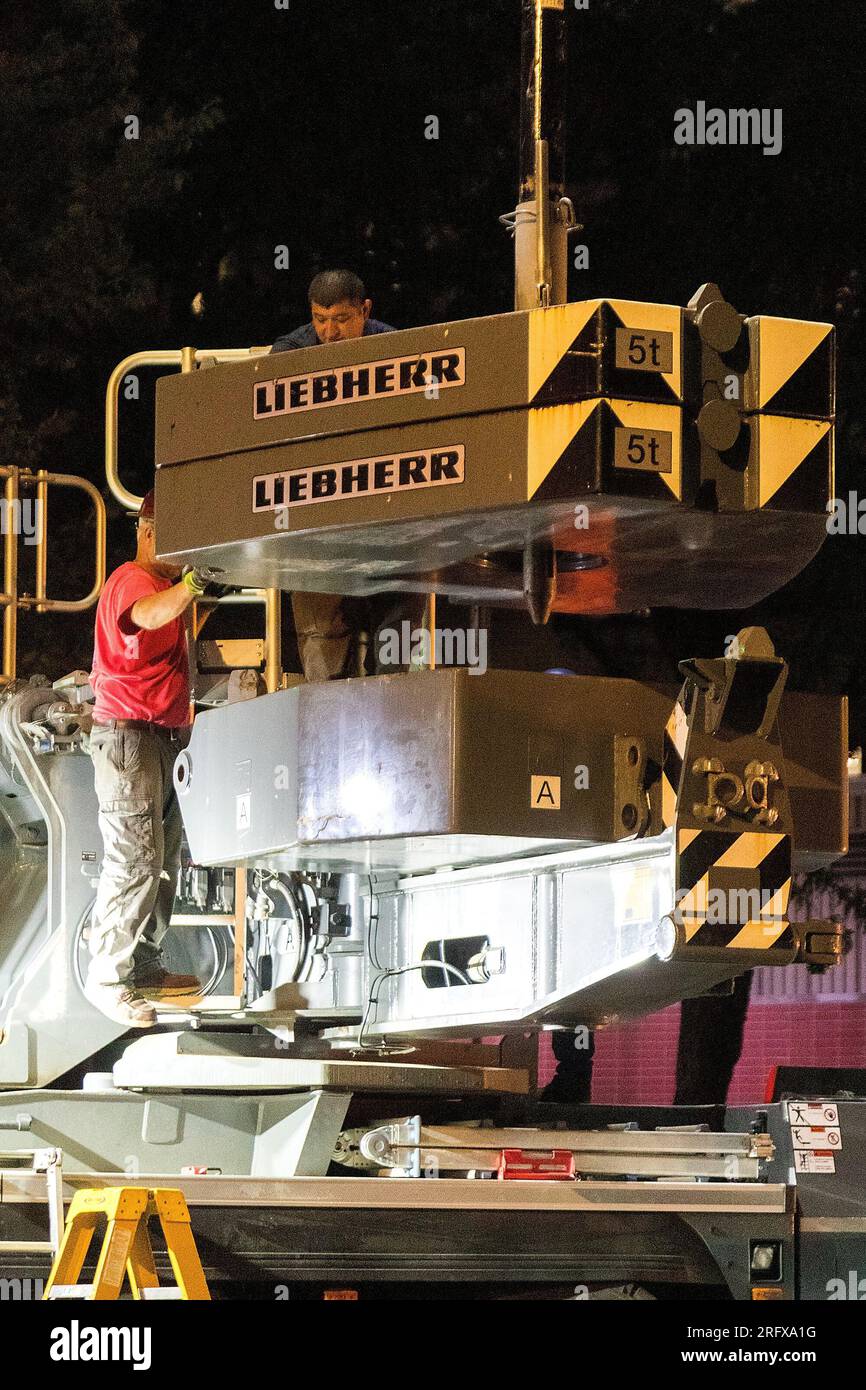New York, NY, USA. 6th Aug, 2023. Contracted Rigging Crews use a ...