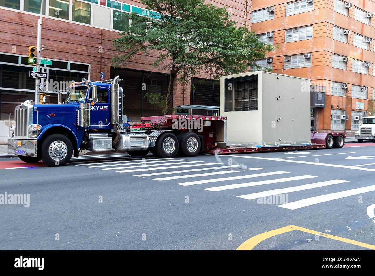 Ac unit on a flatbed truck hi-res stock photography and images - Alamy