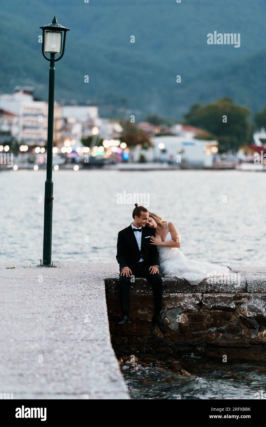 Sonnenuntergangshochzeit hi-res stock photography and images - Alamy