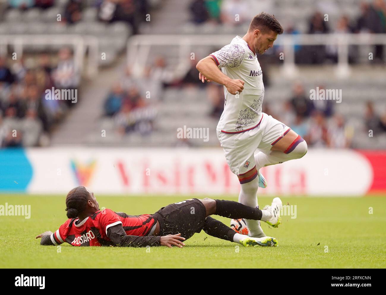 Fiorentina’s Luka Jovic and Nice’s Pablo Rosario battle for the ball ...