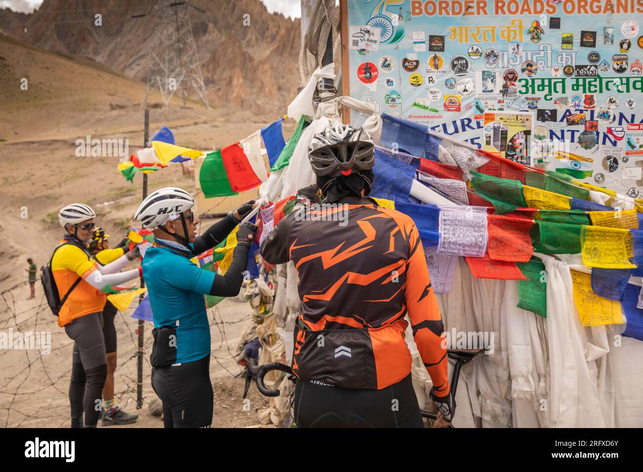 India, J&K, Ladakh, Fotu La, pass, Indian cyclists on Srinager to Leh ...