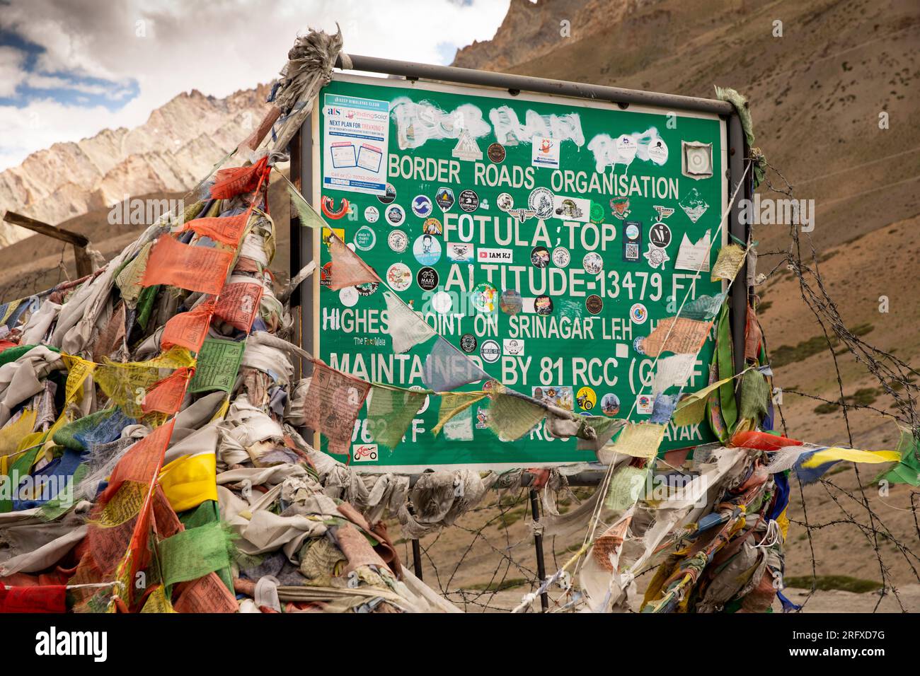 India, J&K, Ladakh, Fotu La, pass, Buddhist prayer flags on 13479 ...