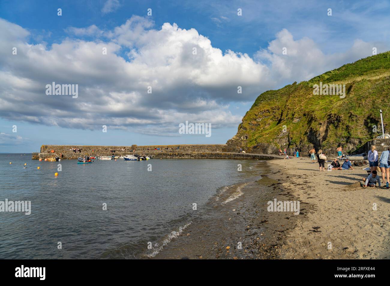 Strand und Hafen von Gorran Haven, St Goran, Cornwall, England ...