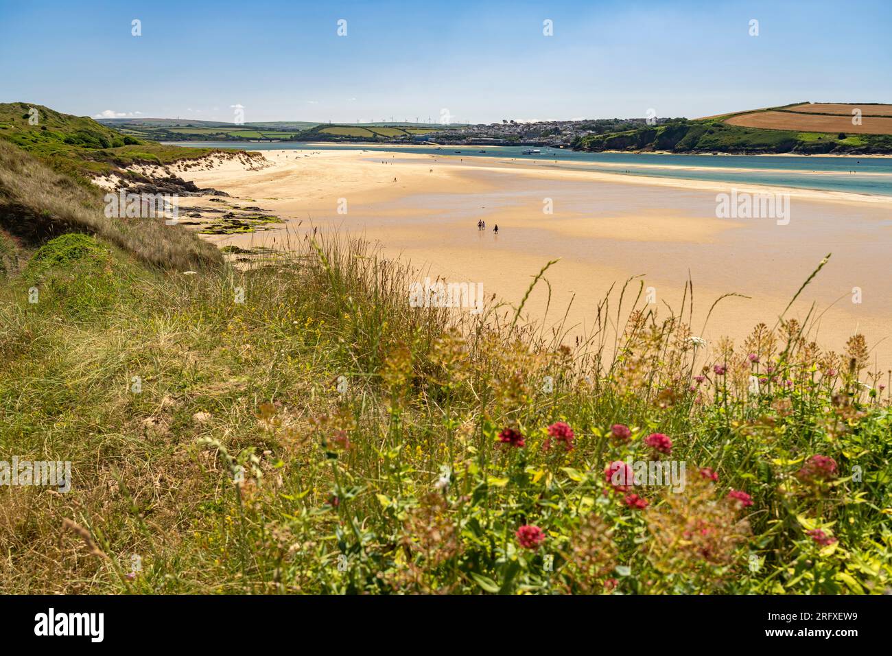 Strand der Daymer Bay mit Blick auf Padstow, Cornwall, England ...