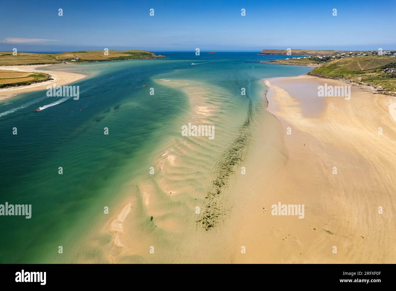Daymer Bay und Mündung des Fluss Camel bei Polzeath, Cornwall, England ...