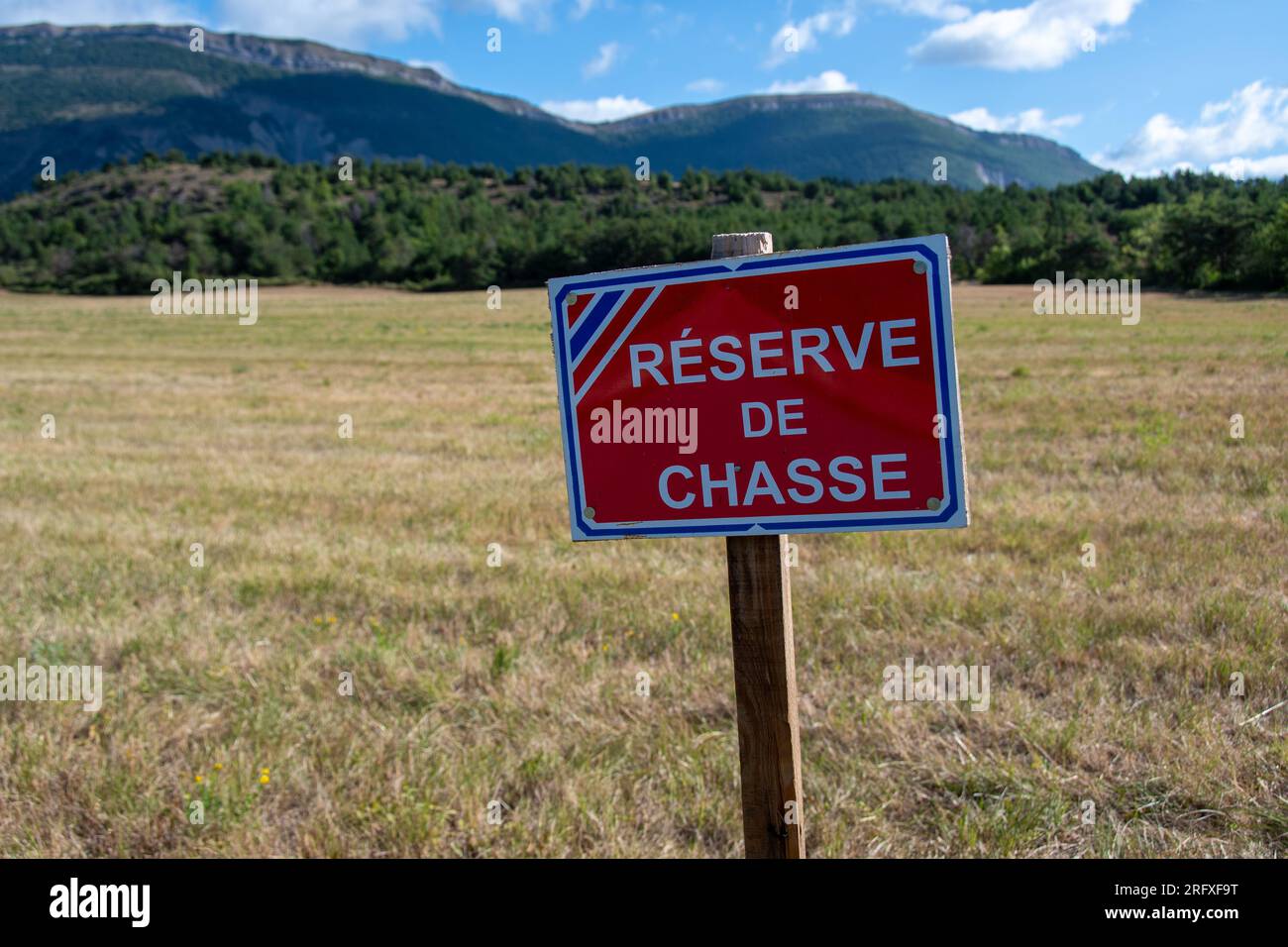 Game reserve sign hi-res stock photography and images - Alamy