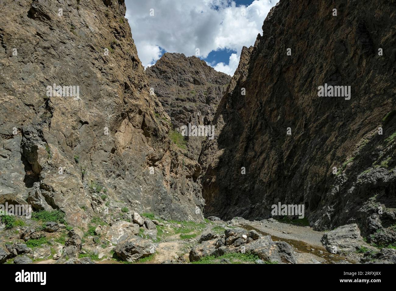 Yolyn Am Gorge of the Gurvan Saikhan Mountains in the Gobi Desert in ...