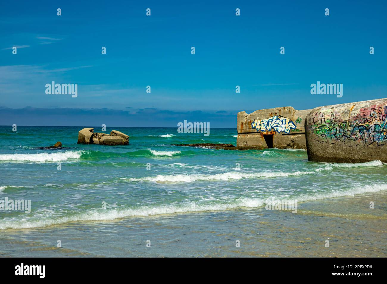 On the road on the kilometre-long sandy beach Plage of the Atlantic ...