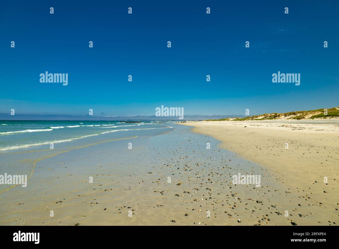 On the road on the kilometre-long sandy beach Plage of the Atlantic ...