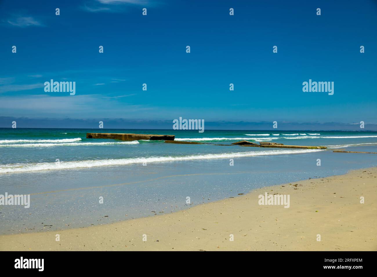 On the road on the kilometre-long sandy beach Plage of the Atlantic ...