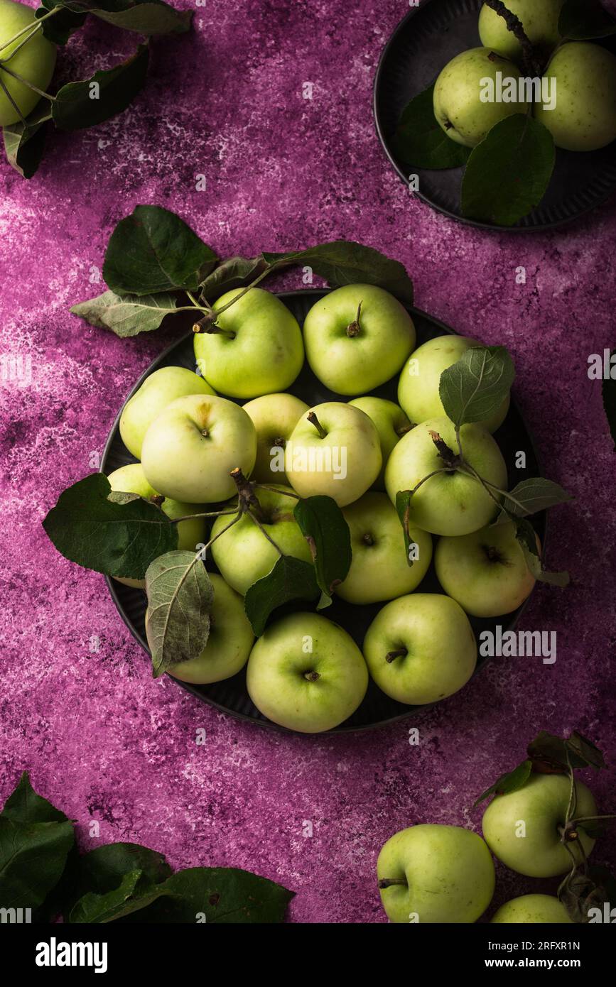 Fresh ripe green apple in purple background Stock Photo - Alamy