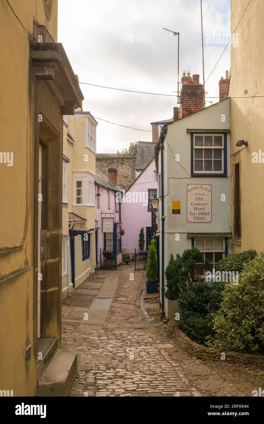 Oxford, United Kingdom- November 12th 2022: A narrow lane typical of ...