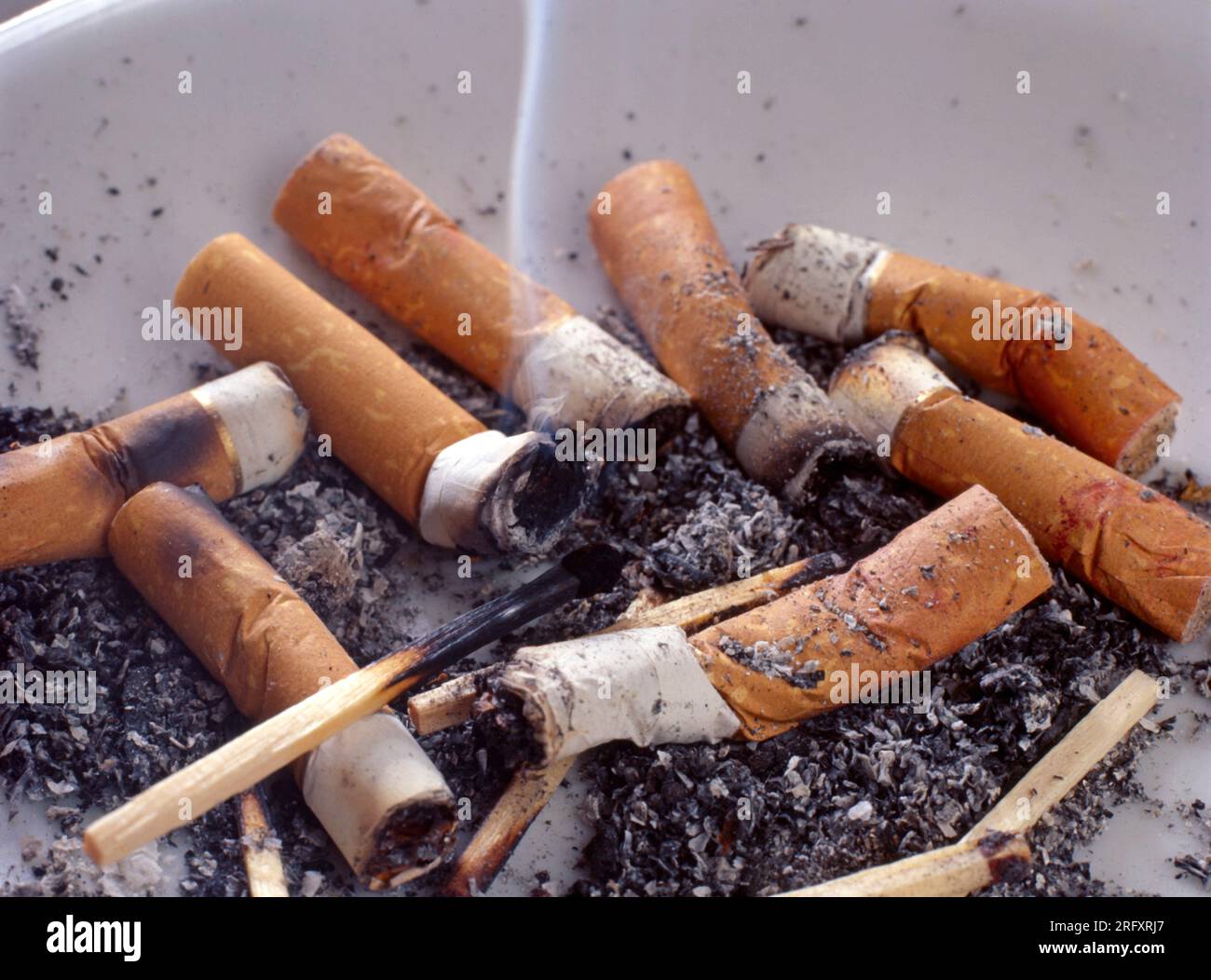Full ash tray hi-res stock photography and images - Alamy