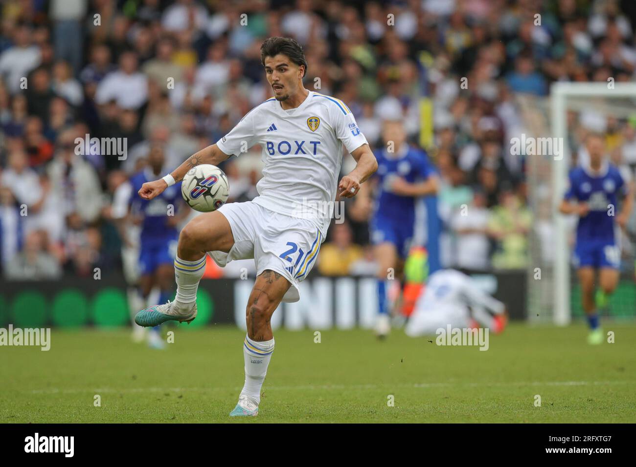 Pascal Struijk #21 of Leeds United in action during the Sky Bet ...
