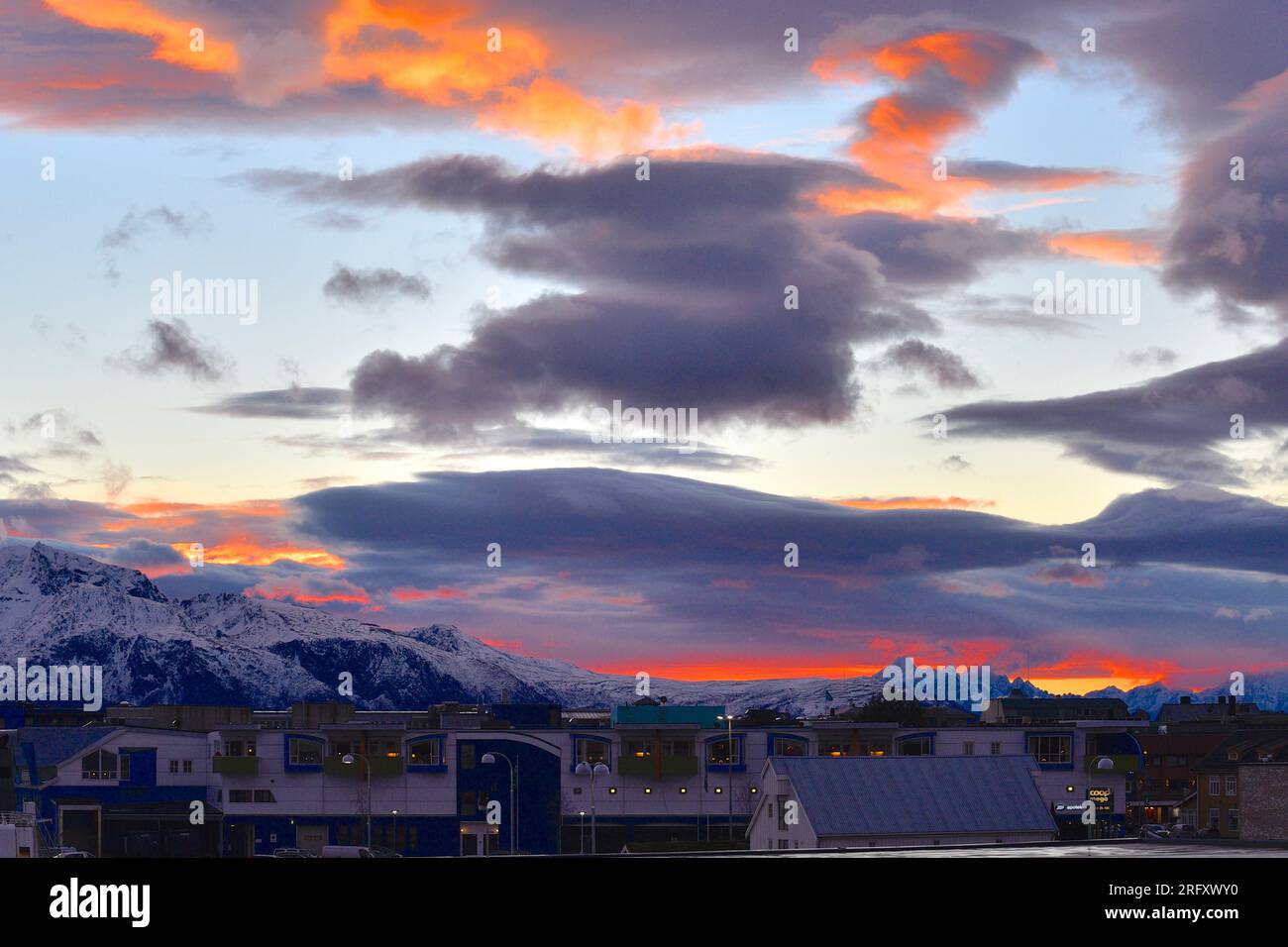 Polar sunset in Sortland. In wintertime the sun remains below the ...