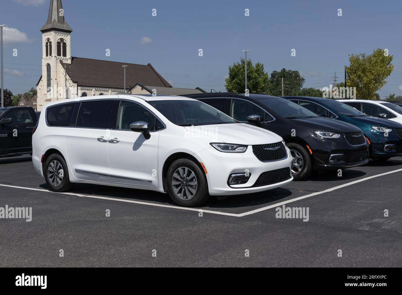 Logansport August 3 2023 Chrysler Pacifica Hybrid Suv Display At A