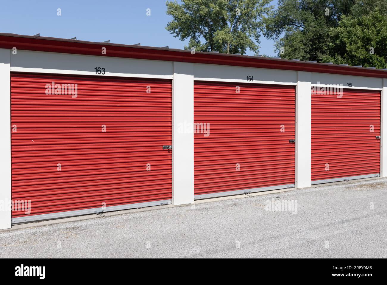Self storage and mini storage garage units. Personal warehouse lockers ...