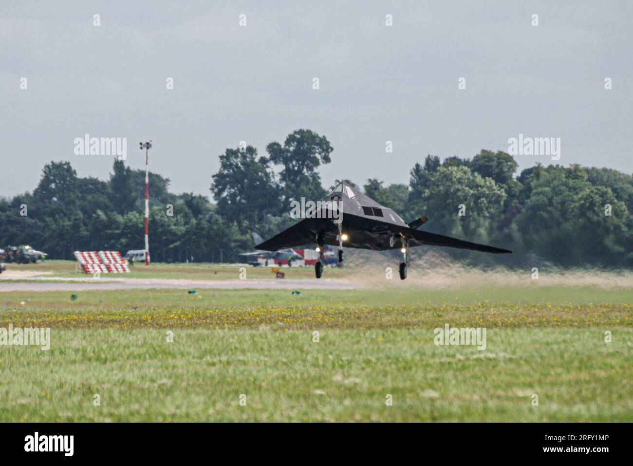 Lockheed F-117 Nighthawk stealth fighter, twin-engine stealth attack ...