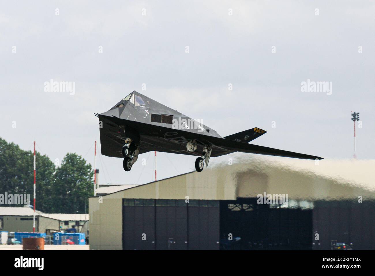 Lockheed F-117 Nighthawk stealth fighter, twin-engine stealth attack ...