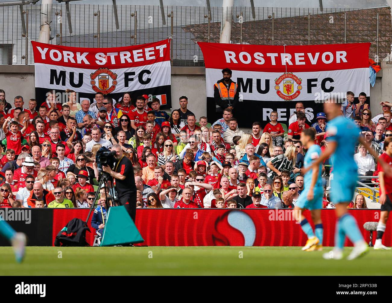 Manchester supporters hi-res stock photography and images - Alamy