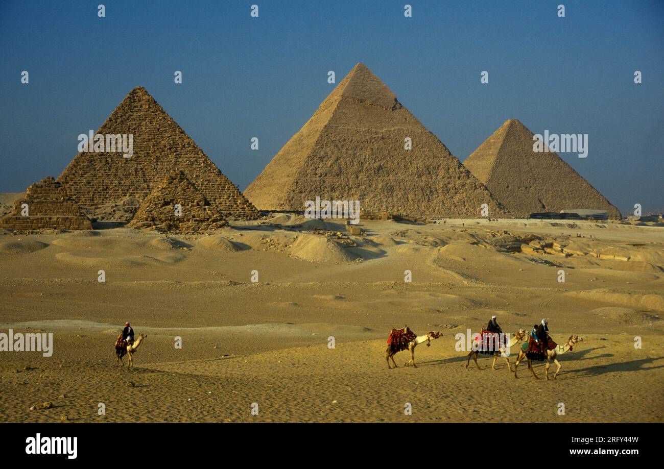 Egyptian pyramids 2000 hi-res stock photography and images - Alamy