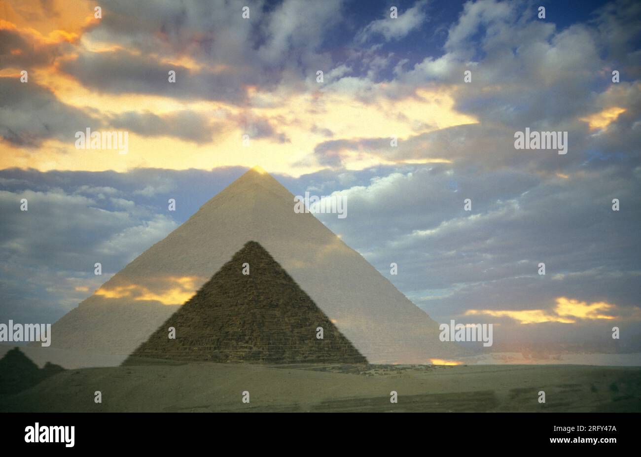 Egyptian pyramids 2000 hi-res stock photography and images - Alamy
