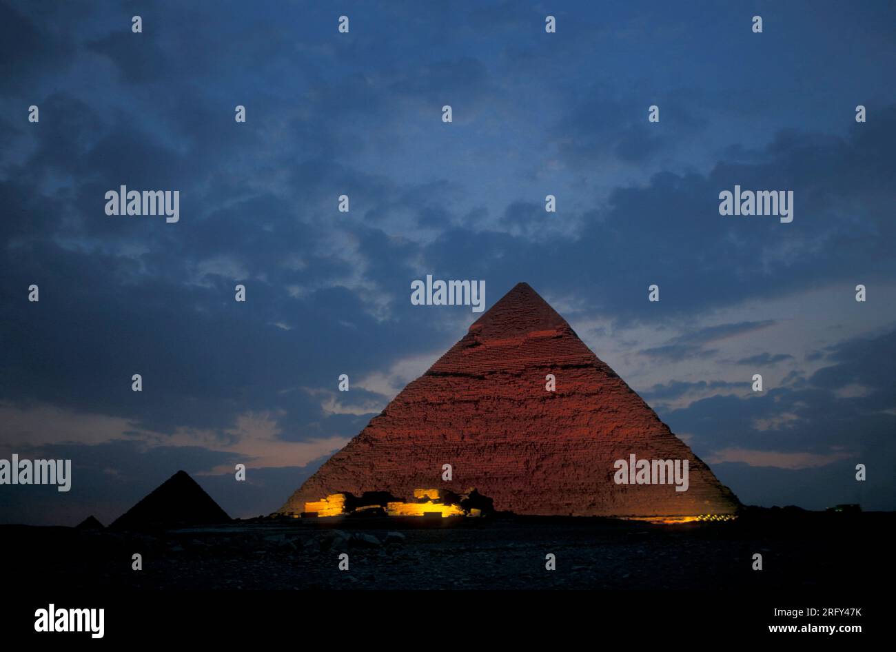 Egyptian pyramids 2000 hi-res stock photography and images - Alamy