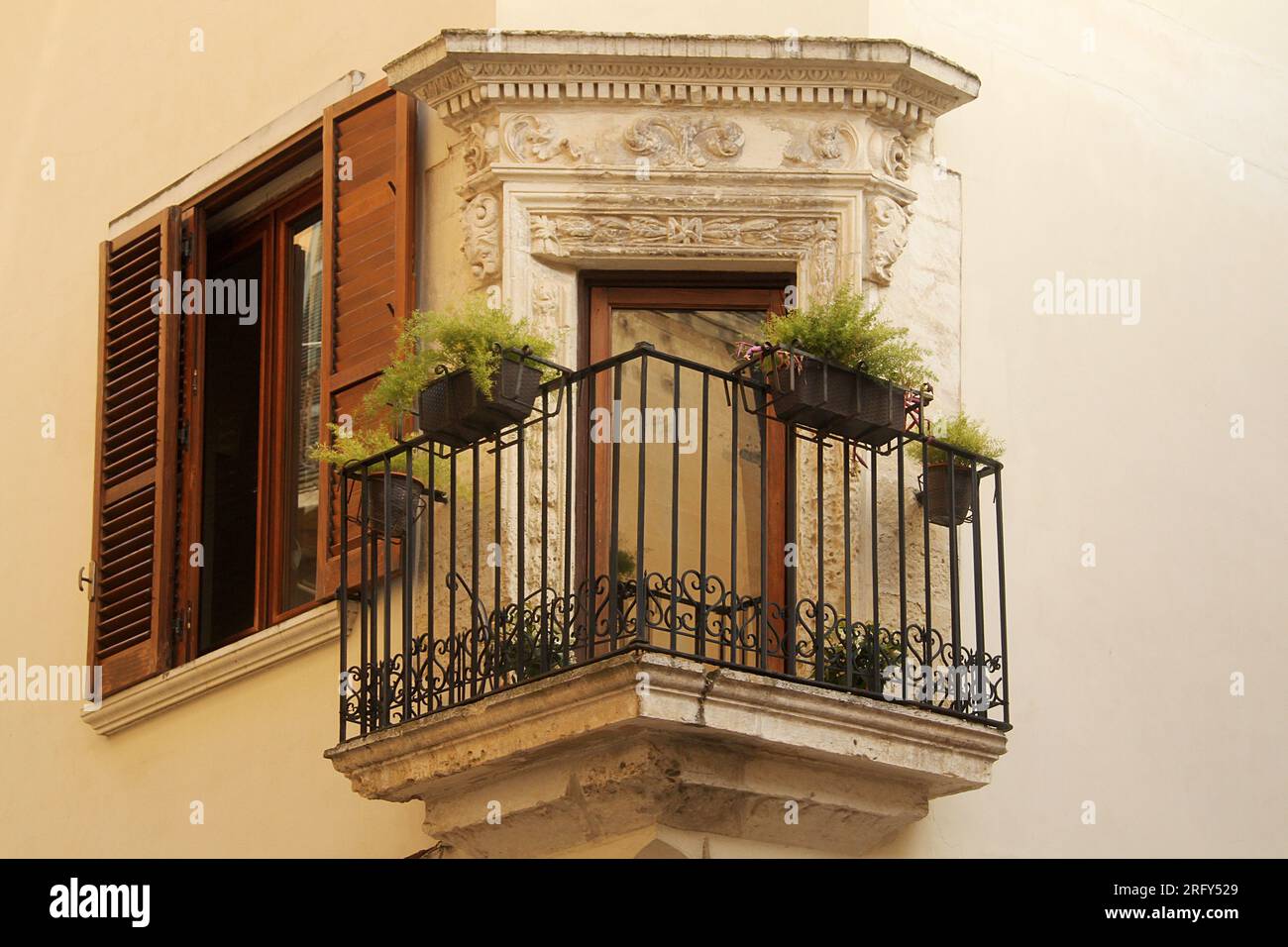 Outside corner moulding hi-res stock photography and images - Alamy