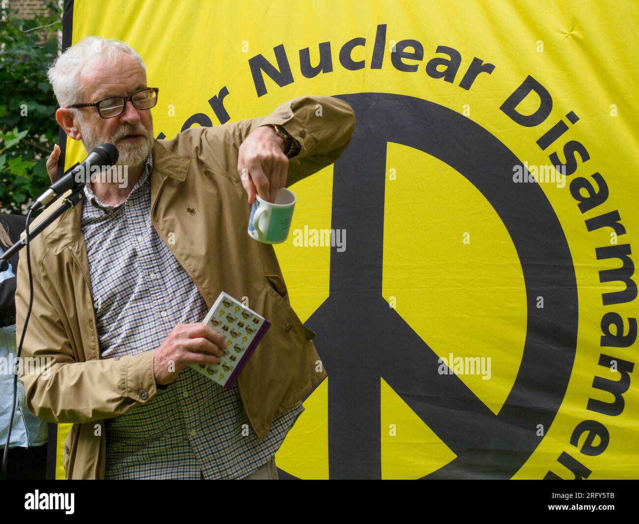 London, UK. 6 Aug 2023. Jeremy Corbyn MP reads a Bruce Kent mug.78 ...