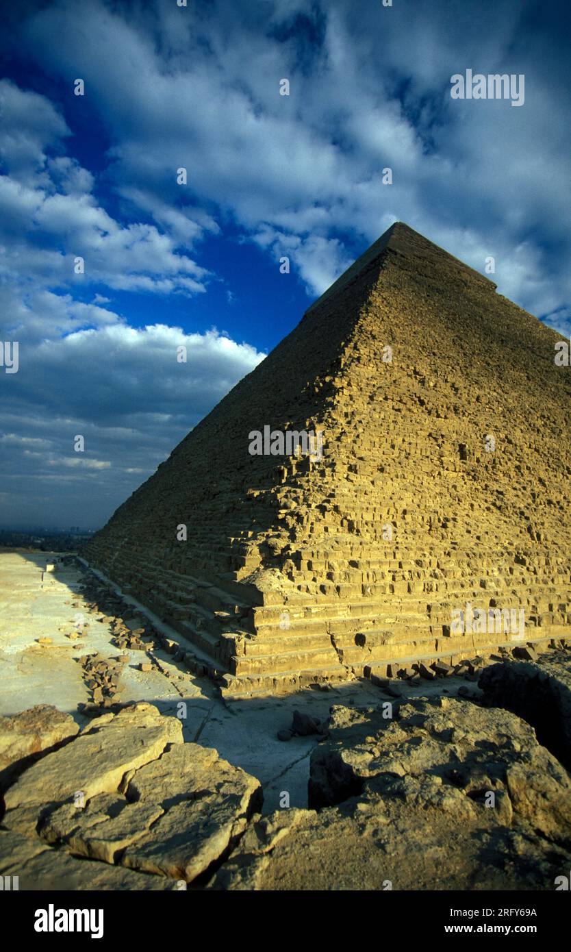 Egyptian pyramids 2000 hi-res stock photography and images - Alamy