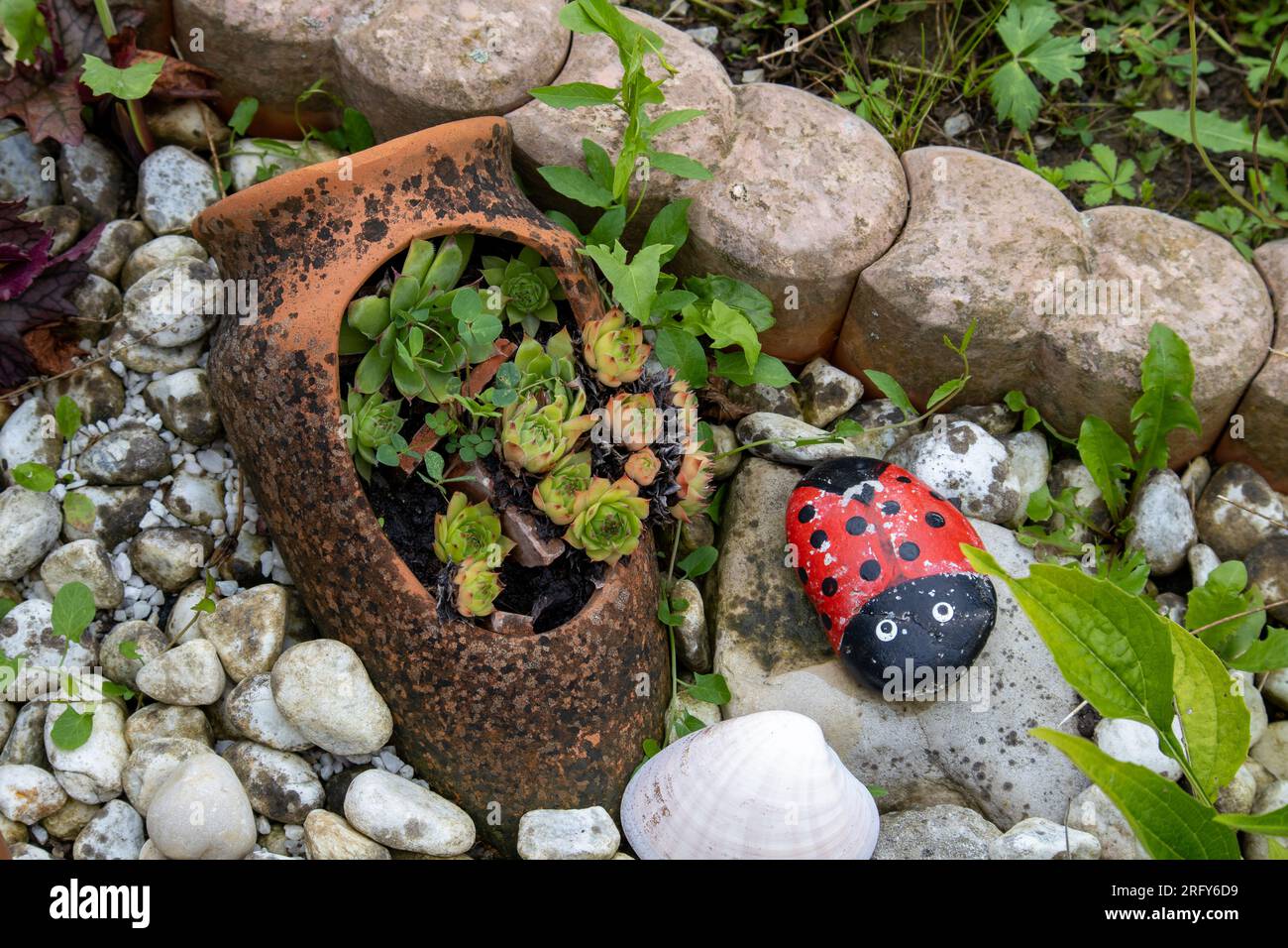 Broken pot garden hi-res stock photography and images - Alamy