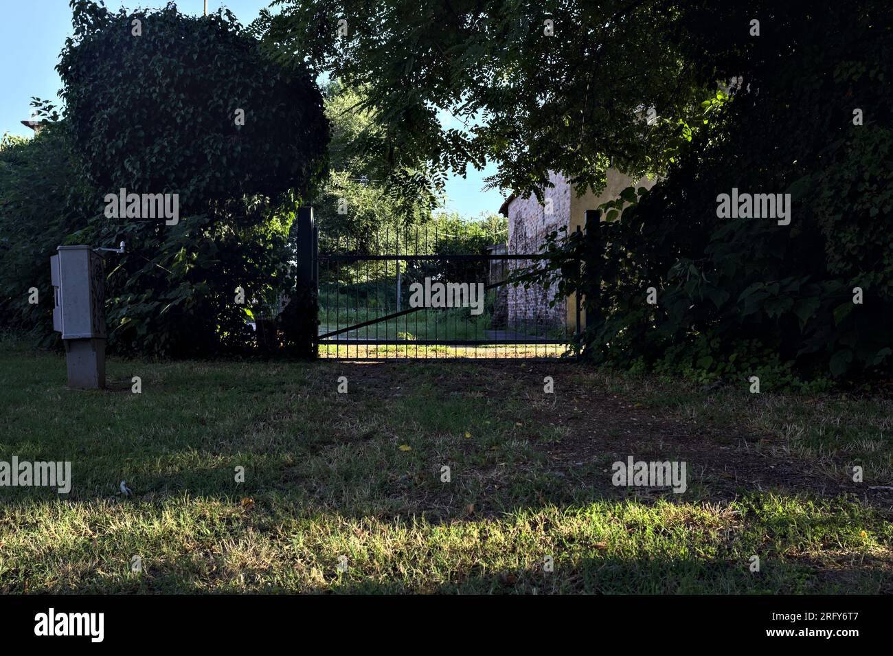 Outdoor scenery with an arching tree hi-res stock photography and ...