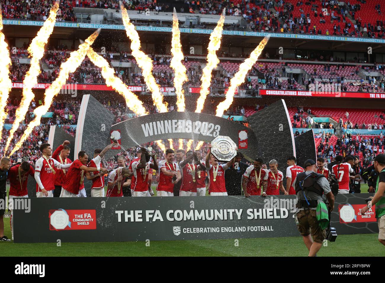 Fa community shield trophy hi-res stock photography and images - Alamy
