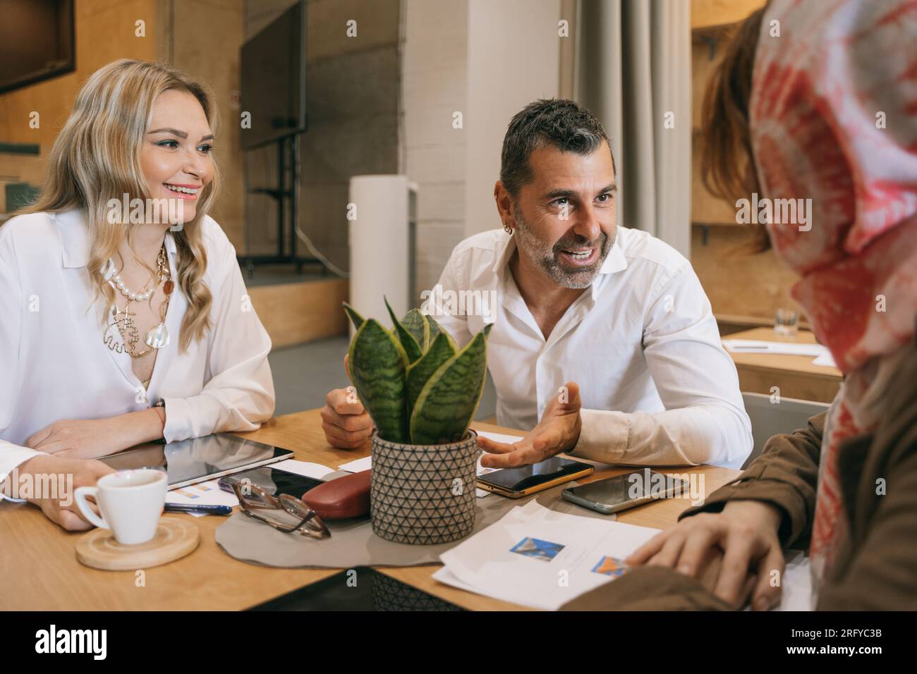 Inter generational conversation hi-res stock photography and images - Alamy
