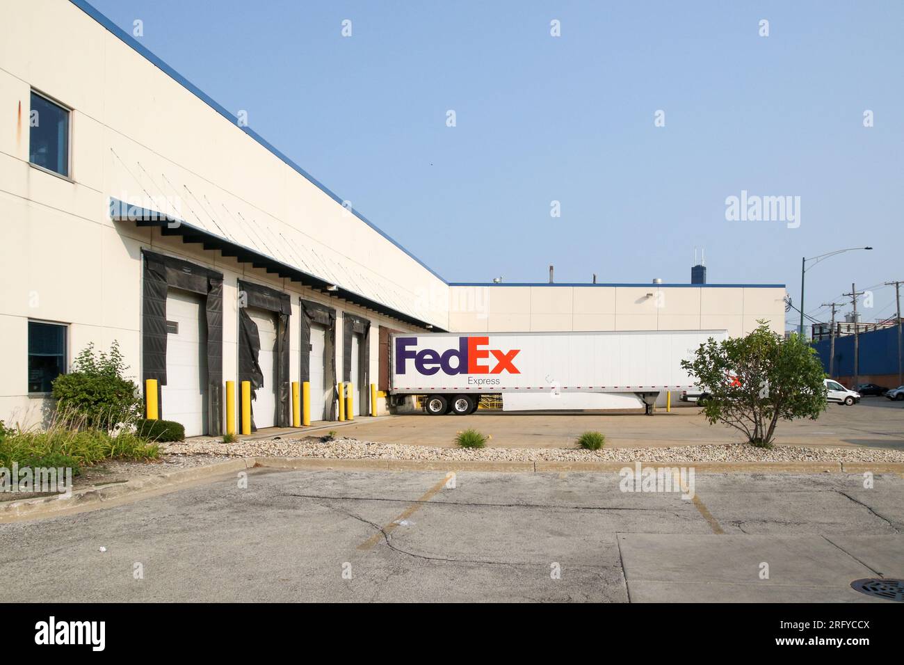 Fedex loading hi-res stock photography and images - Alamy