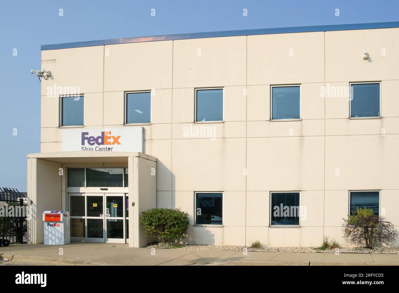 Fedex box truck hi-res stock photography and images - Alamy