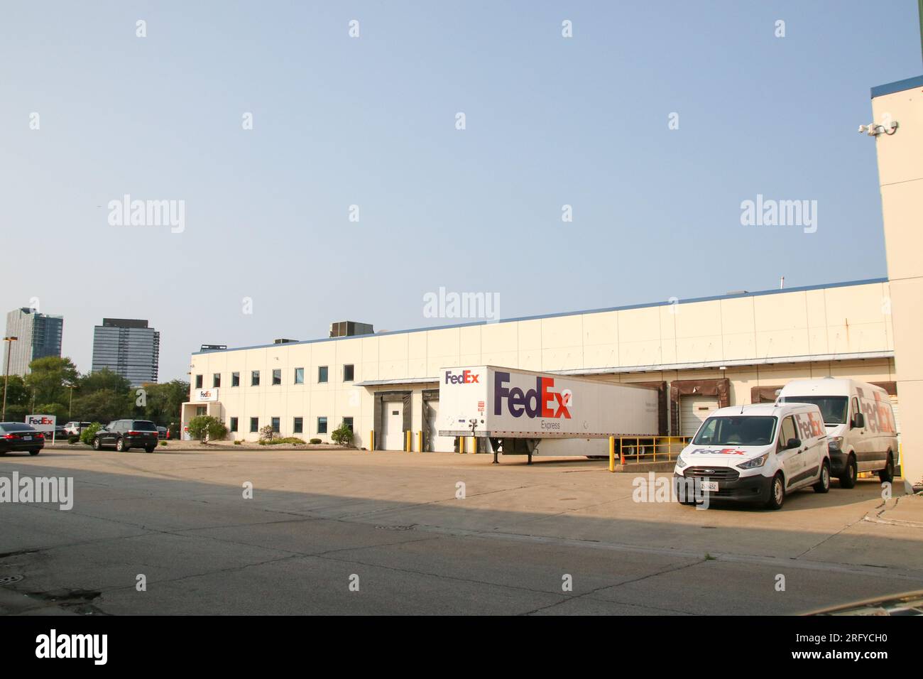 Fedex loading hi-res stock photography and images - Alamy