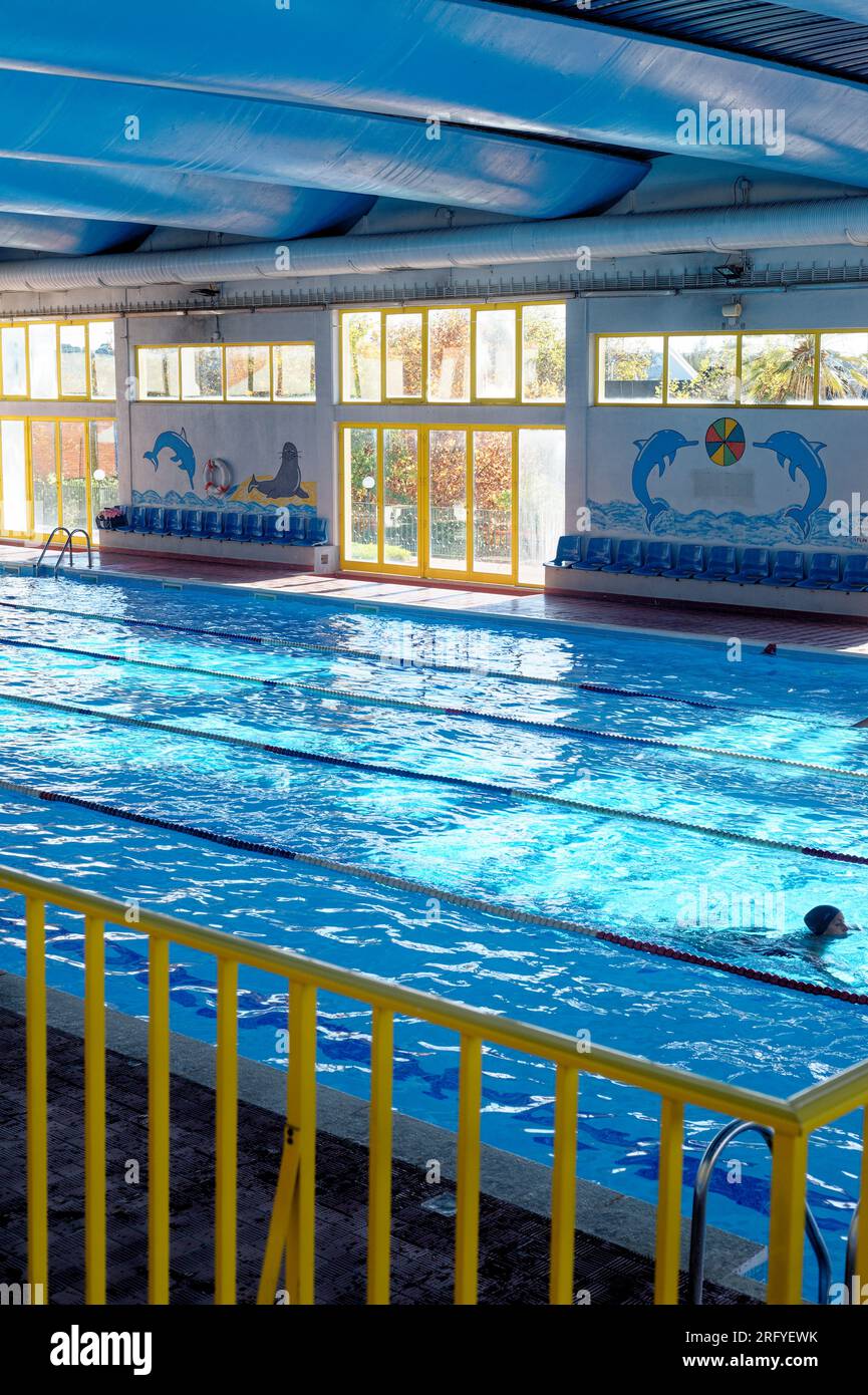 Public swimming pool hi-res stock photography and images - Alamy