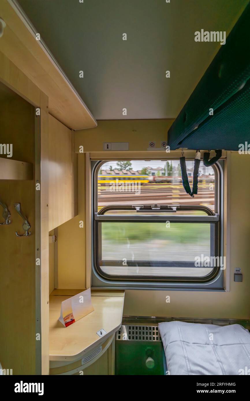 Tree sleeping platform hi-res stock photography and images - Alamy