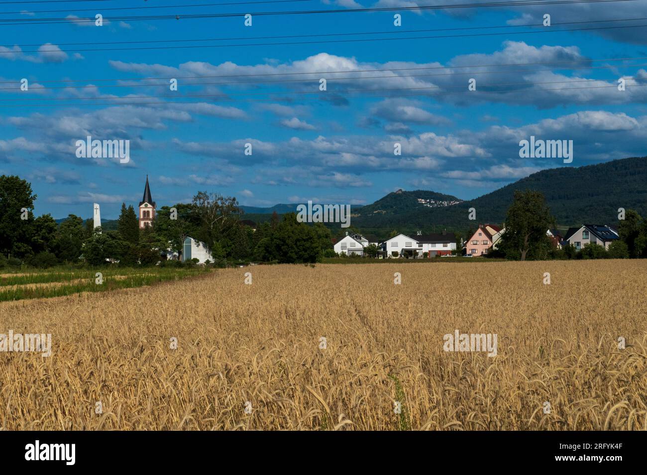Blick auf Sandweier Baden-Baden mit Friedhof, und Kirche St. Katharina ...