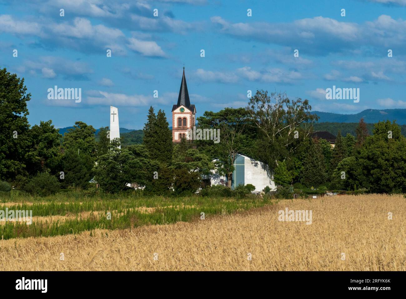 Blick auf Sandweier Baden-Baden mit Friedhof, und Kirche St. Katharina ...