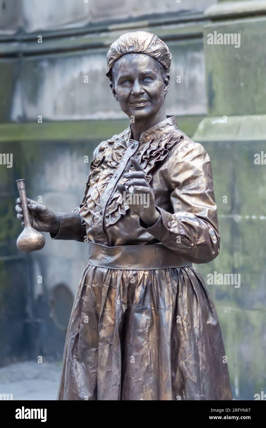 Edinburgh, Scotland, UK. 6th August, 2023. A Human Statue entertains on ...