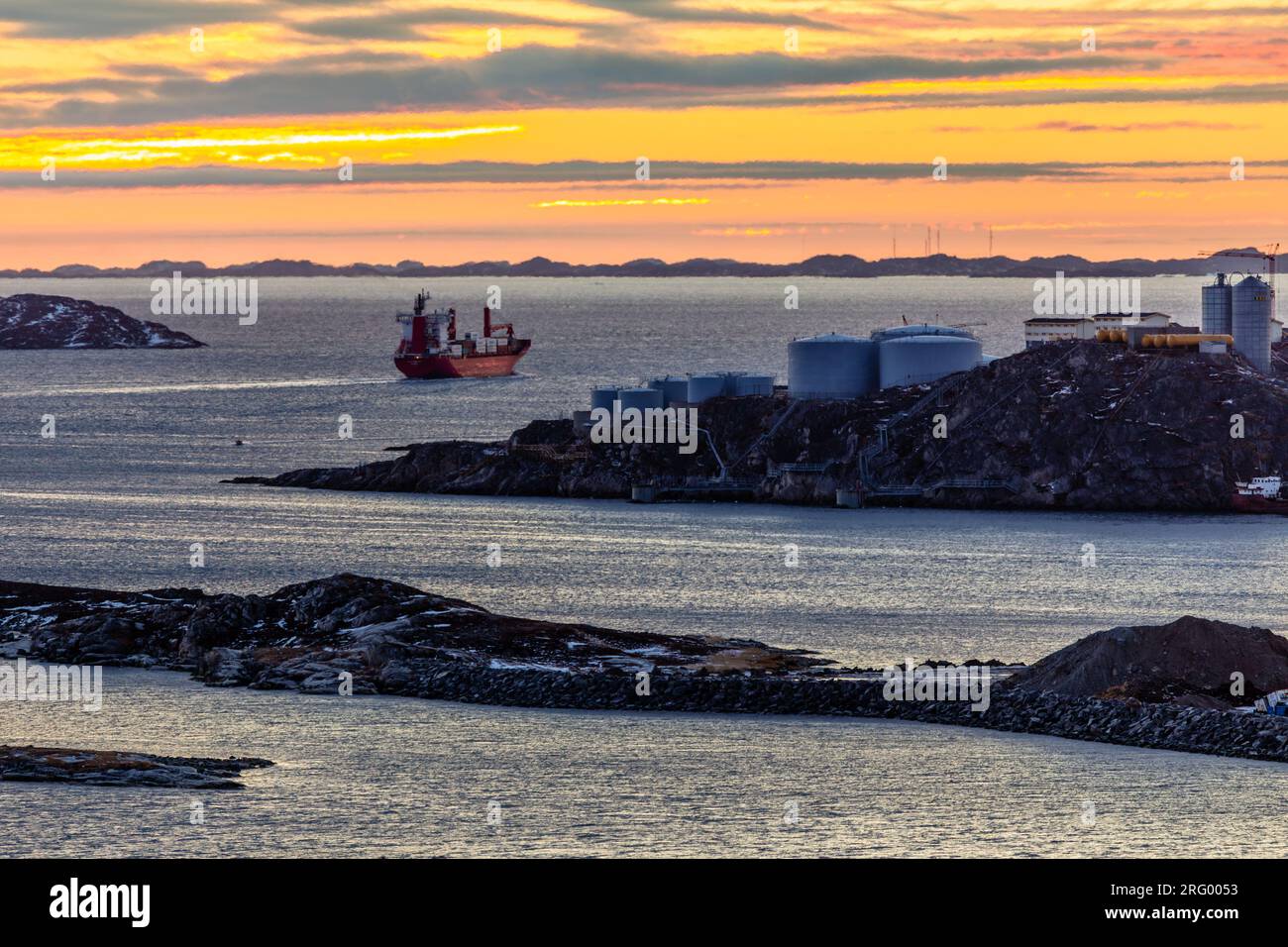 Cargo ship sailing sunset hi-res stock photography and images - Alamy