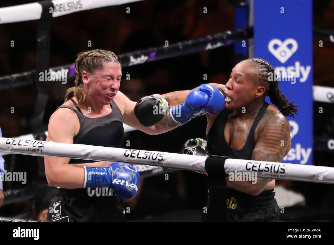 DALLAS, TEXAS - AUGUST 5: (R-L) Shadasia Green and Olivia Curry fight ...