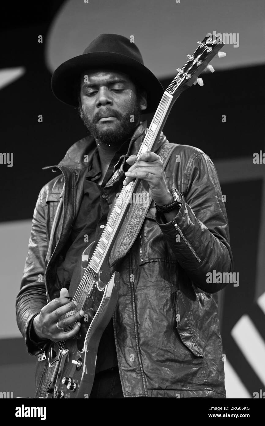 Performing on main Black and White Stock Photos & Images - Alamy