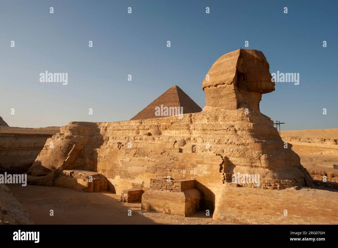 Africa, Egypt, Giza. Side view of the famous sphinx statue in Giza ...