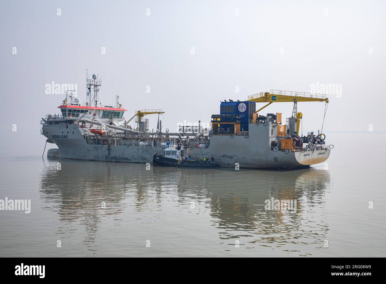 Hopper dredger DIOGO CAO anchored on the Andhar Manik River in front of ...